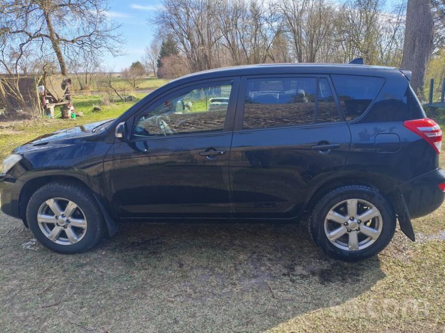 Melns Toyota RAV4 2010 Rīga, ar dzinēja tilpumu 2.20 L un nobraukumu 245 tūkst. km par 5000 €, foto 4 vietnē AUTOMOTO.COM.LV