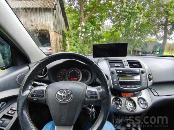 Melns Toyota RAV4 2010 Rīga, ar dzinēja tilpumu 2.20 L un nobraukumu 245 tūkst. km par 4500 €, foto 3 vietnē AUTOMOTO.COM.LV