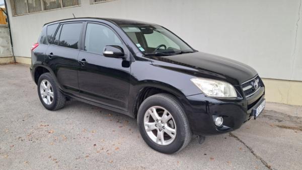 Black Toyota RAV4 2010 in Riga, with an engine capacity of 2.20 L and mileage of 220 thousand km for 6150 €, photo 3 on AUTOMOTO.COM.LV