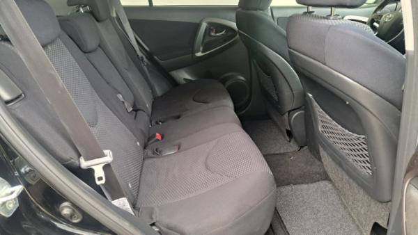 Black Toyota RAV4 2010 in Riga, with an engine capacity of 2.20 L and mileage of 220 thousand km for 6150 €, photo 7 on AUTOMOTO.COM.LV