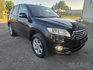 Melns Toyota RAV4 2010 Ogre, ar dzinēja tilpumu 2.20 L un nobraukumu 293 tūkst. km par 7200 €, foto  vietnē AUTOMOTO.COM.LV