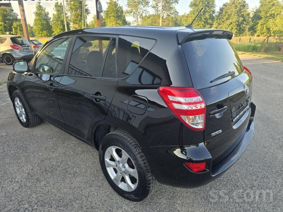 Melns Toyota RAV4 2010 Ogre, ar dzinēja tilpumu 2.20 L un nobraukumu 293 tūkst. km par 7200 €, foto 3 vietnē AUTOMOTO.COM.LV