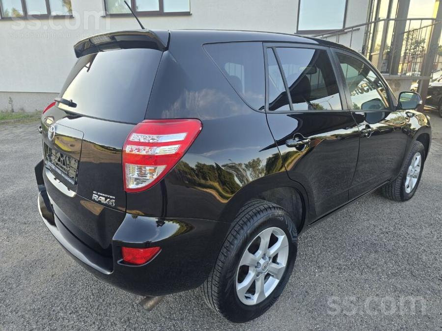 Melns Toyota RAV4 2010 Ogre, ar dzinēja tilpumu 2.20 L un nobraukumu 293 tūkst. km par 7200 €, foto 5 vietnē AUTOMOTO.COM.LV