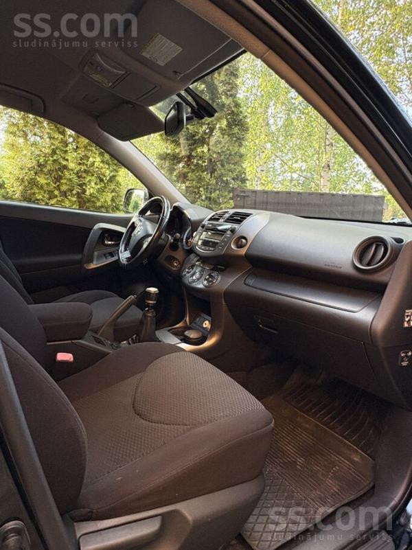 Black Toyota RAV4 2010 in Jekabpils, with an engine capacity of 2.20 L and mileage of 312 thousand km for 7000 €, photo 2 on AUTOMOTO.COM.LV