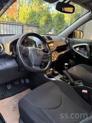 Melns Toyota RAV4 2010 Jēkabpils, ar dzinēja tilpumu 2.20 L un nobraukumu 312 tūkst. km par 7000 €, foto 4 vietnē AUTOMOTO.COM.LV