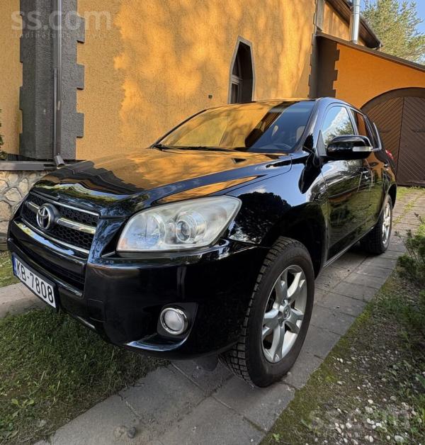 Black Toyota RAV4 2010 in Jekabpils, with an engine capacity of 2.20 L and mileage of 312 thousand km for 7000 €, photo 5 on AUTOMOTO.COM.LV