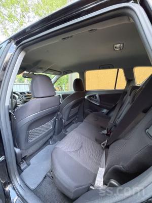 Melns Toyota RAV4 2010 Jēkabpils, ar dzinēja tilpumu 2.20 L un nobraukumu 312 tūkst. km par 7000 €, foto 13 vietnē AUTOMOTO.COM.LV