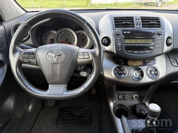 Melns Toyota RAV4 2010 Daugavpils, ar dzinēja tilpumu 2.20 L un nobraukumu 236 tūkst. km par 7350 €, foto 10 vietnē AUTOMOTO.COM.LV