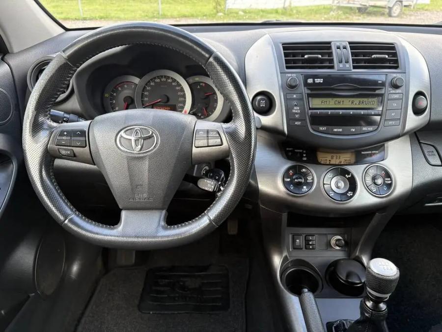 Melns Toyota RAV4 2010 Daugavpils, ar dzinēja tilpumu 2.20 L un nobraukumu 236 tūkst. km par 7350 €, foto 11 vietnē AUTOMOTO.COM.LV