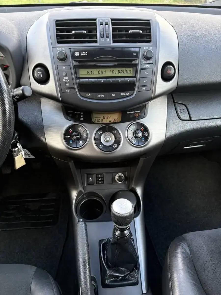 Melns Toyota RAV4 2010 Daugavpils, ar dzinēja tilpumu 2.20 L un nobraukumu 236 tūkst. km par 7350 €, foto 12 vietnē AUTOMOTO.COM.LV