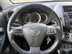 Melns Toyota RAV4 2010 Daugavpils, ar dzinēja tilpumu 2.20 L un nobraukumu 236 tūkst. km par 7350 €, foto 13 vietnē AUTOMOTO.COM.LV