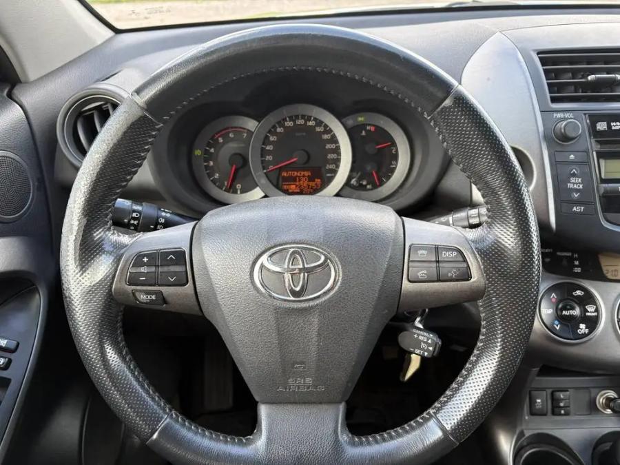 Melns Toyota RAV4 2010 Daugavpils, ar dzinēja tilpumu 2.20 L un nobraukumu 236 tūkst. km par 7350 €, foto 13 vietnē AUTOMOTO.COM.LV
