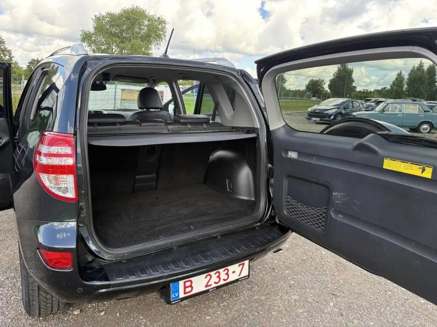 Melns Toyota RAV4 2010 Daugavpils, ar dzinēja tilpumu 2.20 L un nobraukumu 236 tūkst. km par 7350 €, foto 28 vietnē AUTOMOTO.COM.LV