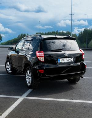 Melns Toyota RAV4 2010 Narva, ar dzinēja tilpumu 2.00 L un nobraukumu 260 tūkst. km par 7900 €, foto 4 vietnē AUTOMOTO.COM.LV