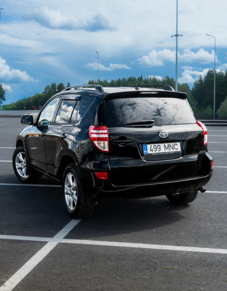 Melns Toyota RAV4 2010 Narva, ar dzinēja tilpumu 2.00 L un nobraukumu 260 tūkst. km par 7900 €, foto 4 vietnē AUTOMOTO.COM.LV