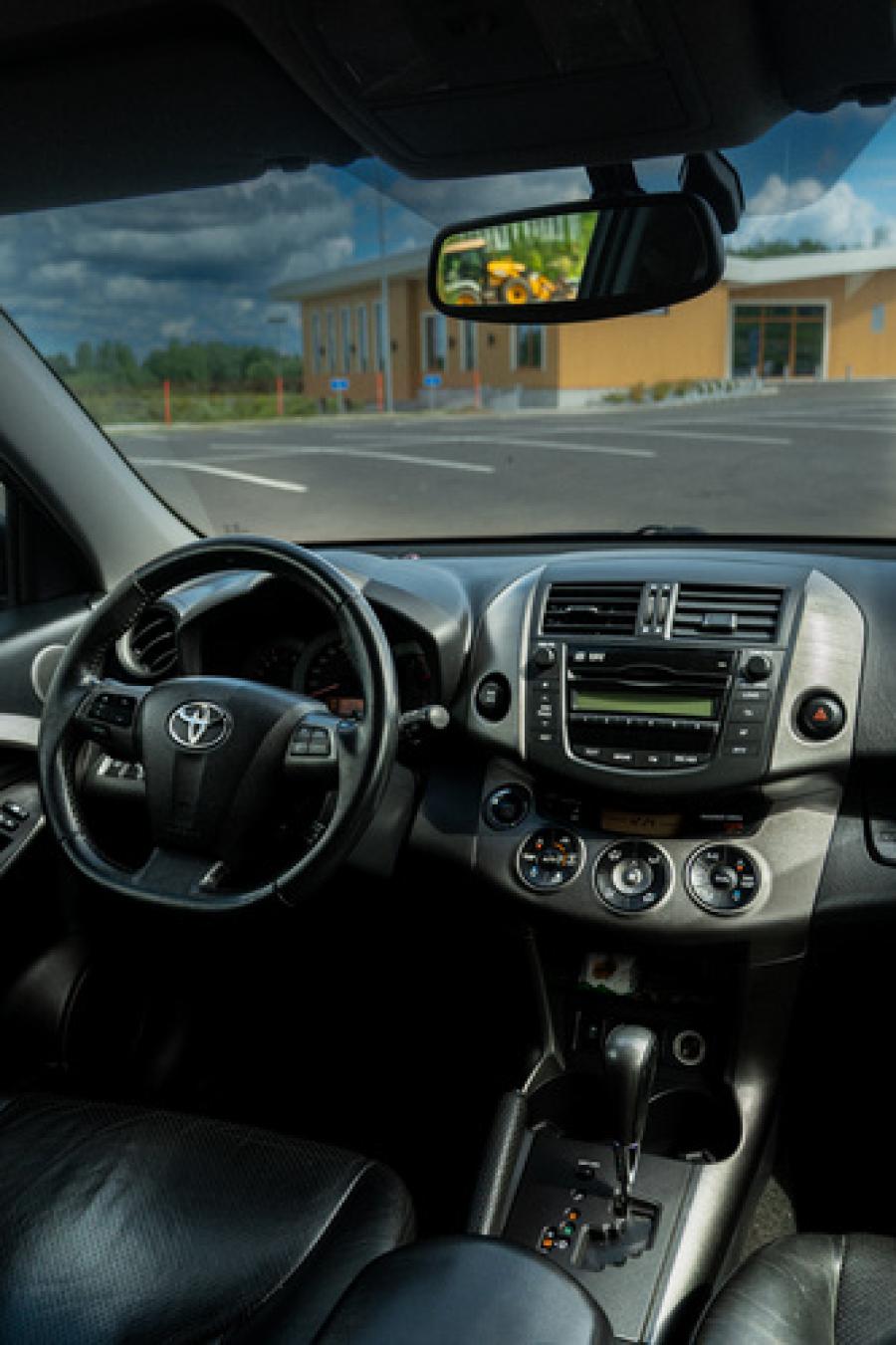 Melns Toyota RAV4 2010 Narva, ar dzinēja tilpumu 2.00 L un nobraukumu 260 tūkst. km par 7900 €, foto 9 vietnē AUTOMOTO.COM.LV