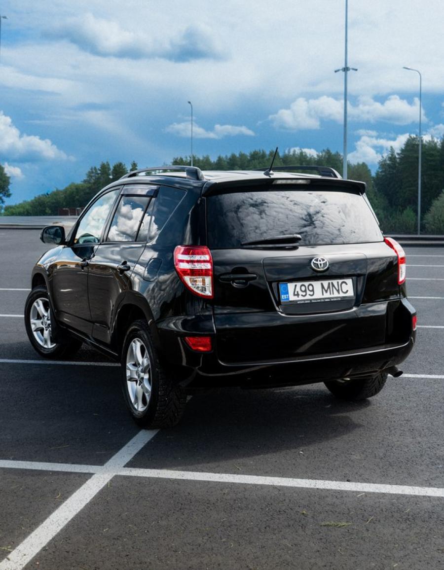 Melns Toyota RAV4 2010 Narva, ar dzinēja tilpumu 2.00 L un nobraukumu 260 tūkst. km par 7900 €, foto 19 vietnē AUTOMOTO.COM.LV