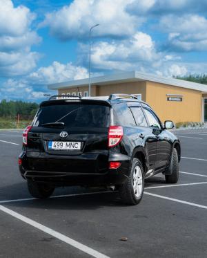 Melns Toyota RAV4 2010 Narva, ar dzinēja tilpumu 2.00 L un nobraukumu 260 tūkst. km par 7900 €, foto 20 vietnē AUTOMOTO.COM.LV