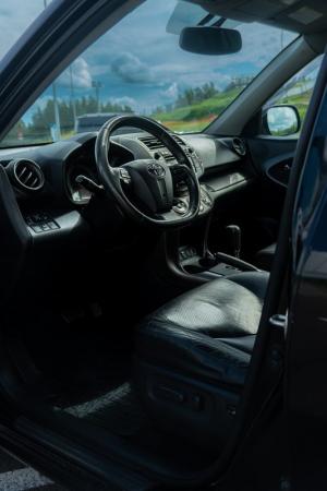 Melns Toyota RAV4 2010 Narva, ar dzinēja tilpumu 2.00 L un nobraukumu 260 tūkst. km par 7900 €, foto 22 vietnē AUTOMOTO.COM.LV