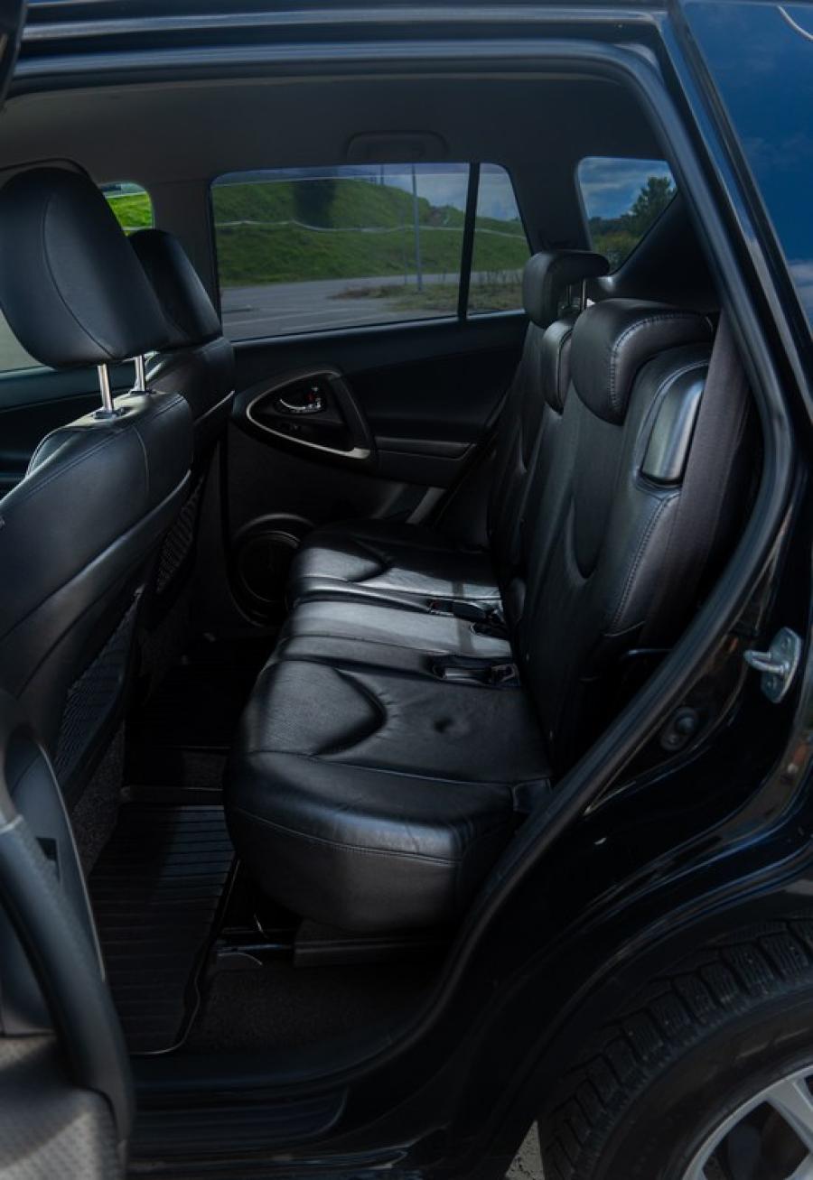 Melns Toyota RAV4 2010 Narva, ar dzinēja tilpumu 2.00 L un nobraukumu 260 tūkst. km par 7900 €, foto 23 vietnē AUTOMOTO.COM.LV