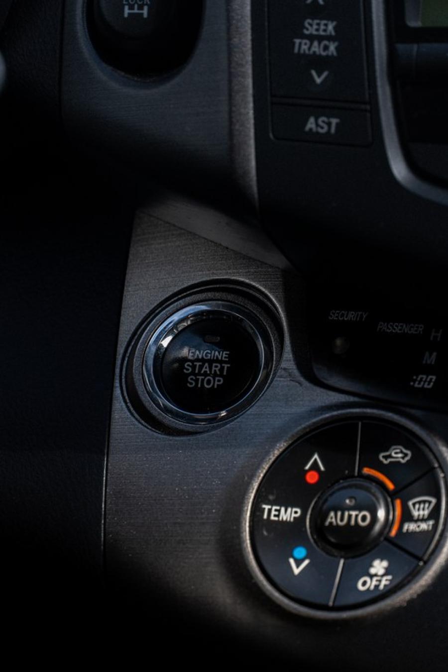 Melns Toyota RAV4 2010 Narva, ar dzinēja tilpumu 2.00 L un nobraukumu 260 tūkst. km par 7900 €, foto 25 vietnē AUTOMOTO.COM.LV