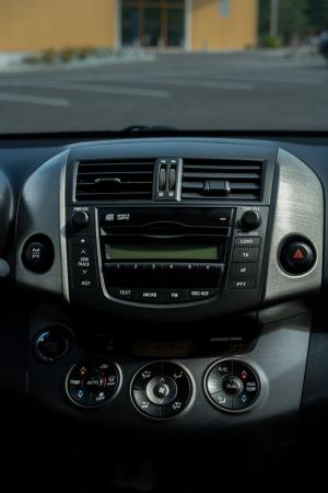 Melns Toyota RAV4 2010 Narva, ar dzinēja tilpumu 2.00 L un nobraukumu 260 tūkst. km par 7900 €, foto 26 vietnē AUTOMOTO.COM.LV