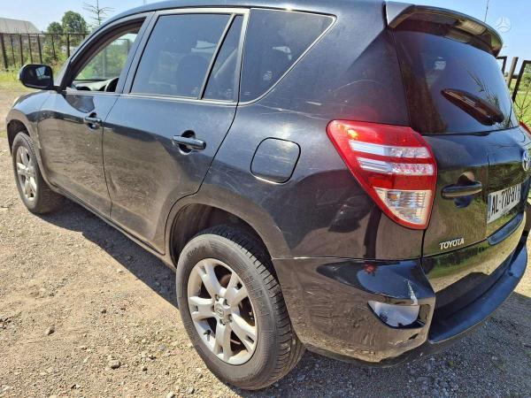 Melns Toyota RAV4 2010 Tauragė, ar dzinēja tilpumu 2.23 L un nobraukumu 221 tūkst. km par 2800 €, foto 4 vietnē AUTOMOTO.COM.LV