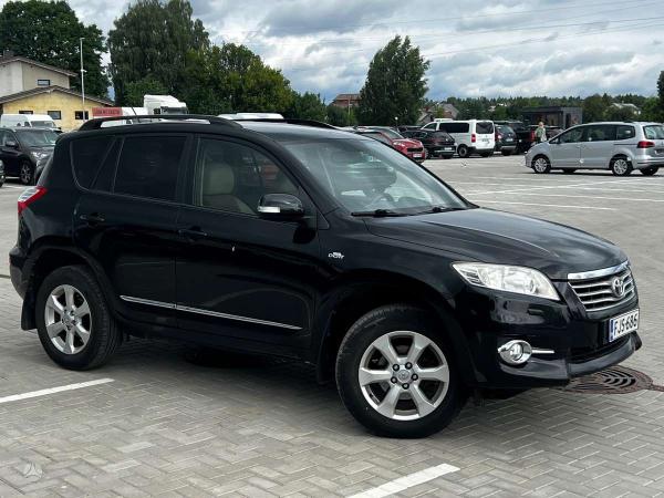 Melns Toyota RAV4 2010 Tauragė, ar dzinēja tilpumu 2.23 L un nobraukumu 320 tūkst. km par 6300 €, foto 1 vietnē AUTOMOTO.COM.LV