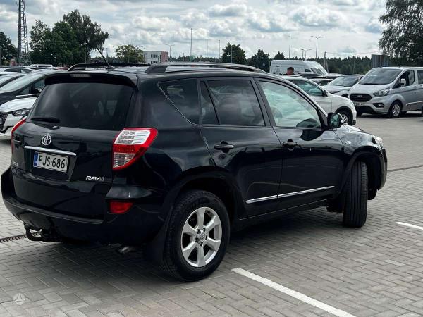 Melns Toyota RAV4 2010 Tauragė, ar dzinēja tilpumu 2.23 L un nobraukumu 320 tūkst. km par 6300 €, foto 2 vietnē AUTOMOTO.COM.LV