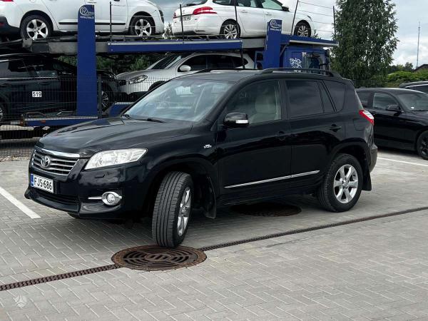 Melns Toyota RAV4 2010 Tauragė, ar dzinēja tilpumu 2.23 L un nobraukumu 320 tūkst. km par 6300 €, foto 3 vietnē AUTOMOTO.COM.LV