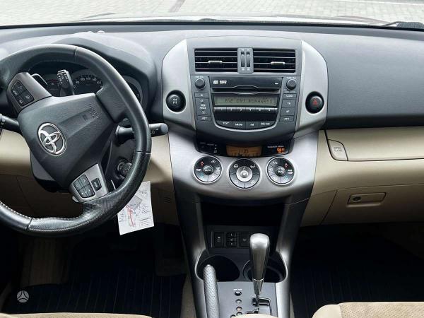 Melns Toyota RAV4 2010 Tauragė, ar dzinēja tilpumu 2.23 L un nobraukumu 320 tūkst. km par 6300 €, foto 4 vietnē AUTOMOTO.COM.LV