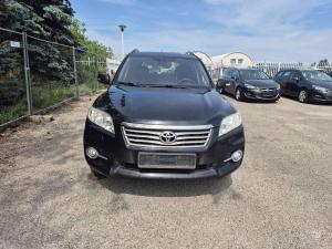 Black Toyota RAV4 2010 in Marijampole, with an engine capacity of 2.23 L and mileage of 261 thousand km for 3950 €, photo 3 on AUTOMOTO.COM.LV