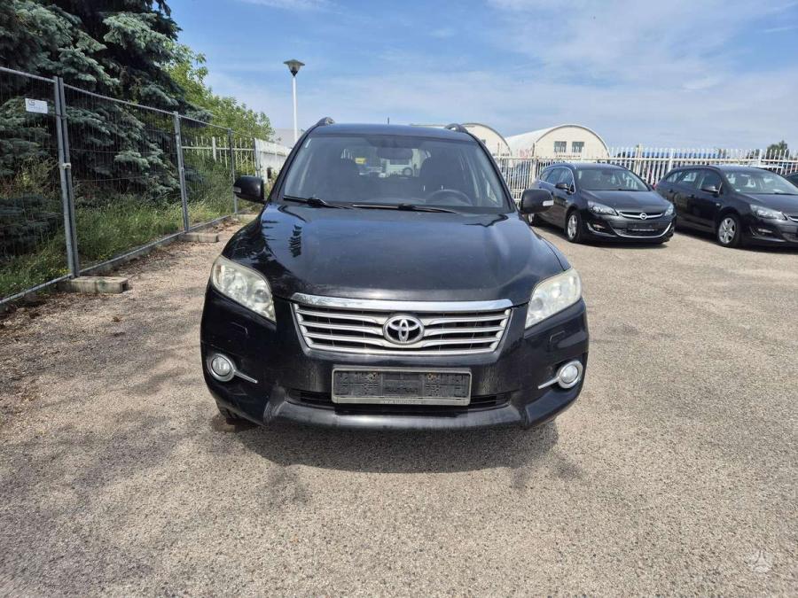 Black Toyota RAV4 2010 in Marijampole, with an engine capacity of 2.23 L and mileage of 261 thousand km for 3950 €, photo 3 on AUTOMOTO.COM.LV