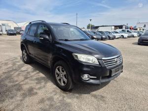 Black Toyota RAV4 2010 in Marijampole, with an engine capacity of 2.23 L and mileage of 261 thousand km for 3950 €, photo 4 on AUTOMOTO.COM.LV