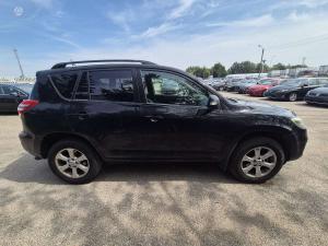 Black Toyota RAV4 2010 in Marijampole, with an engine capacity of 2.23 L and mileage of 261 thousand km for 3950 €, photo 5 on AUTOMOTO.COM.LV