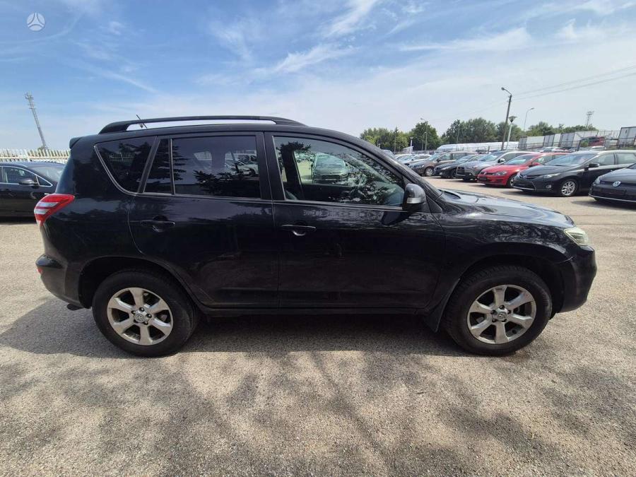 Black Toyota RAV4 2010 in Marijampole, with an engine capacity of 2.23 L and mileage of 261 thousand km for 3950 €, photo 5 on AUTOMOTO.COM.LV