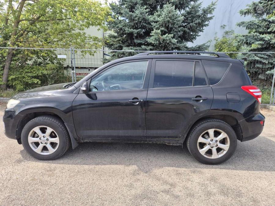 Black Toyota RAV4 2010 in Marijampole, with an engine capacity of 2.23 L and mileage of 261 thousand km for 3950 €, photo 9 on AUTOMOTO.COM.LV