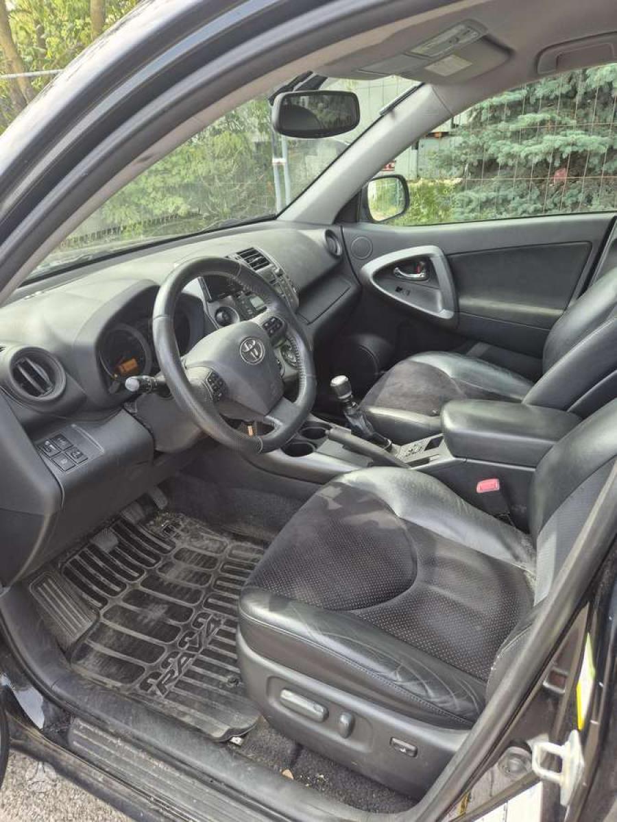 Black Toyota RAV4 2010 in Marijampole, with an engine capacity of 2.23 L and mileage of 261 thousand km for 3950 €, photo 10 on AUTOMOTO.COM.LV