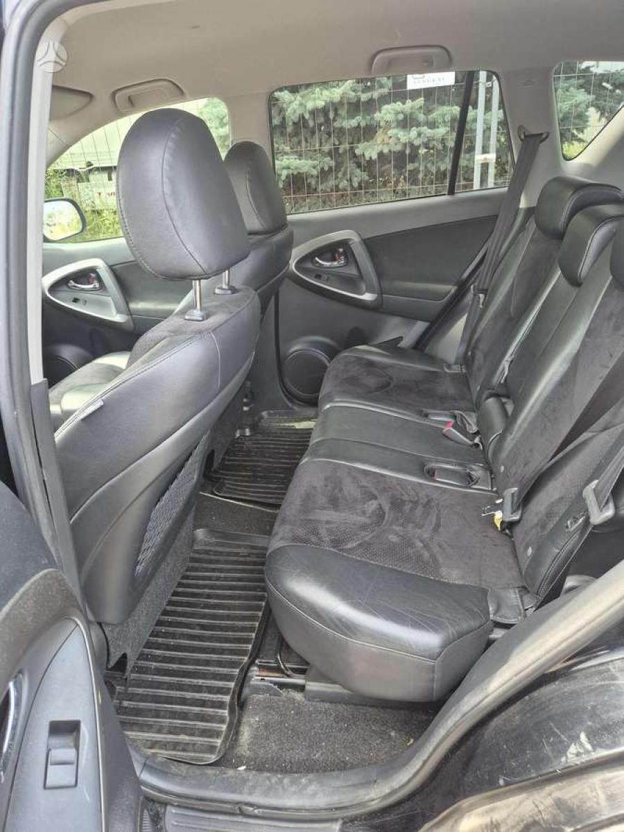 Black Toyota RAV4 2010 in Marijampole, with an engine capacity of 2.23 L and mileage of 261 thousand km for 3950 €, photo 11 on AUTOMOTO.COM.LV