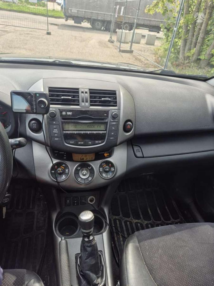 Black Toyota RAV4 2010 in Marijampole, with an engine capacity of 2.23 L and mileage of 261 thousand km for 3950 €, photo 13 on AUTOMOTO.COM.LV