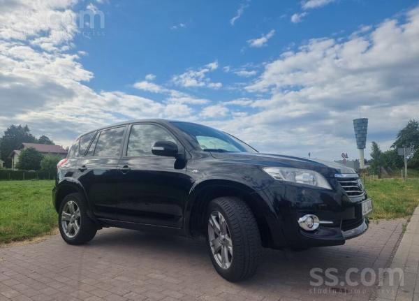 Black Toyota RAV4 2010 in Riga, with an engine capacity of 2.20 L and mileage of 181 thousand km for 6300 €, photo 1 on AUTOMOTO.COM.LV