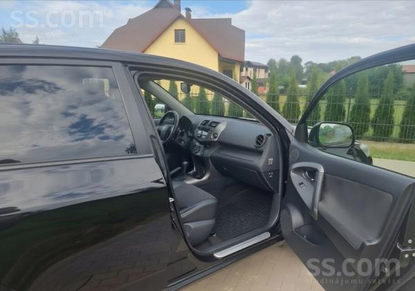 Black Toyota RAV4 2010 in Riga, with an engine capacity of 2.20 L and mileage of 181 thousand km for 6300 €, photo 7 on AUTOMOTO.COM.LV