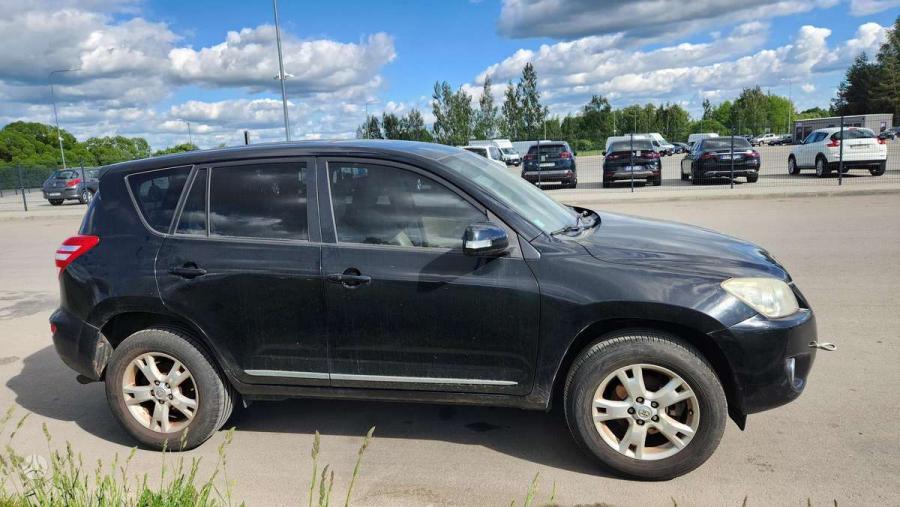 Melns Toyota RAV4 2010 Tauragė, ar dzinēja tilpumu 2.23 L un nobraukumu 210 tūkst. km par 3800 €, foto 3 vietnē AUTOMOTO.COM.LV