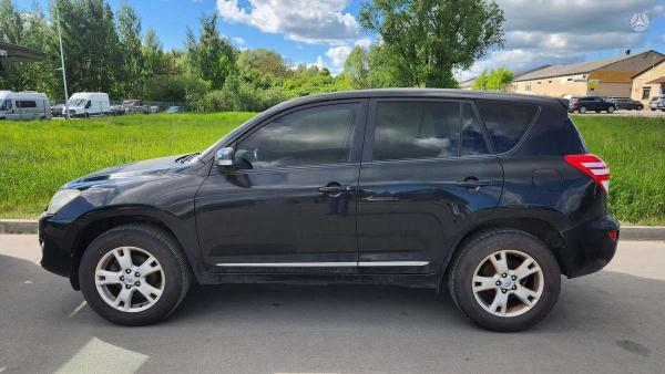Melns Toyota RAV4 2010 Tauragė, ar dzinēja tilpumu 2.23 L un nobraukumu 210 tūkst. km par 3800 €, foto 4 vietnē AUTOMOTO.COM.LV