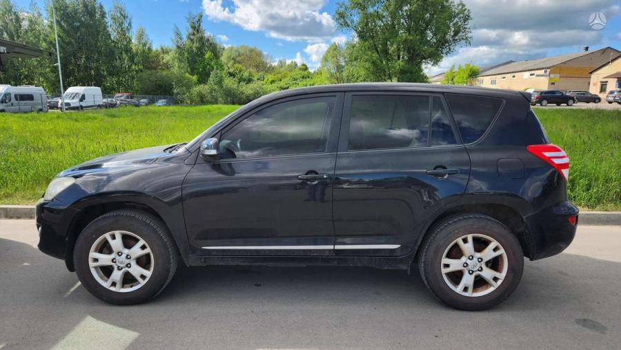 Melns Toyota RAV4 2010 Tauragė, ar dzinēja tilpumu 2.23 L un nobraukumu 210 tūkst. km par 3800 €, foto 5 vietnē AUTOMOTO.COM.LV