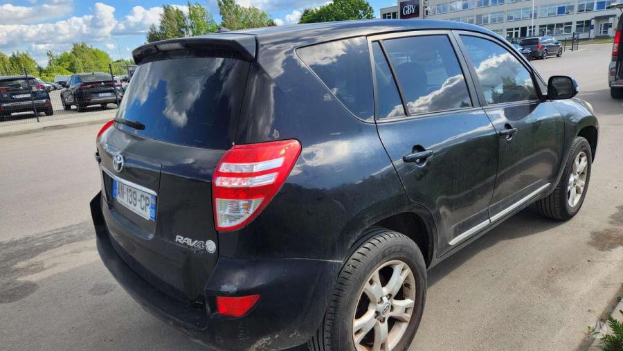 Melns Toyota RAV4 2010 Tauragė, ar dzinēja tilpumu 2.23 L un nobraukumu 210 tūkst. km par 3800 €, foto 7 vietnē AUTOMOTO.COM.LV