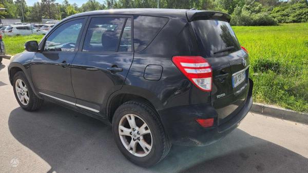 Melns Toyota RAV4 2010 Tauragė, ar dzinēja tilpumu 2.23 L un nobraukumu 210 tūkst. km par 3800 €, foto 8 vietnē AUTOMOTO.COM.LV