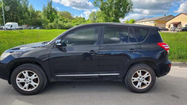 Melns Toyota RAV4 2010 Tauragė, ar dzinēja tilpumu 2.23 L un nobraukumu 210 tūkst. km par 3800 €, foto 9 vietnē AUTOMOTO.COM.LV
