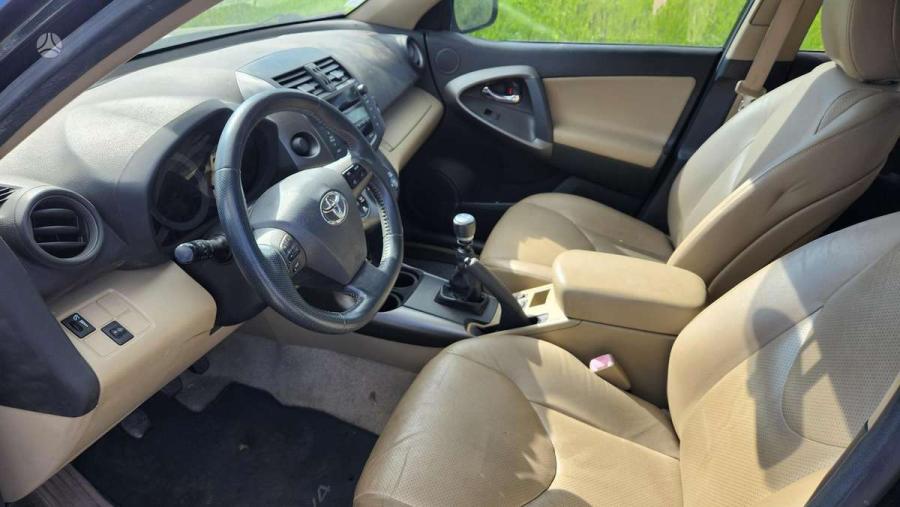 Melns Toyota RAV4 2010 Tauragė, ar dzinēja tilpumu 2.23 L un nobraukumu 210 tūkst. km par 3800 €, foto 15 vietnē AUTOMOTO.COM.LV