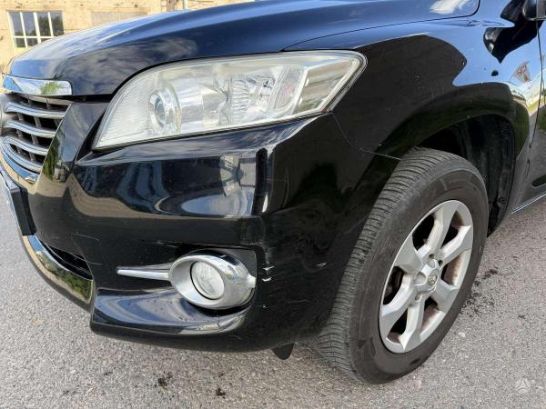 Black Toyota RAV4 2010 in Taurage, with an engine capacity of 2.23 L and mileage of 294 thousand km for 4500 €, photo 3 on AUTOMOTO.COM.LV